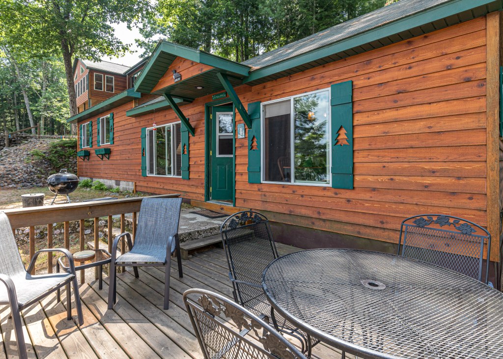 Cabin – Pinewood – Bouchard Shores